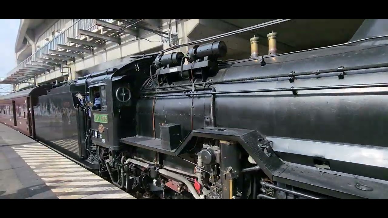 信越本線 臨時快速 SLレトロぐんま横川 高崎止まり 高崎駅8番線入線シーン D51 498+旧型客車6B+EF65 501[群] - YouTube