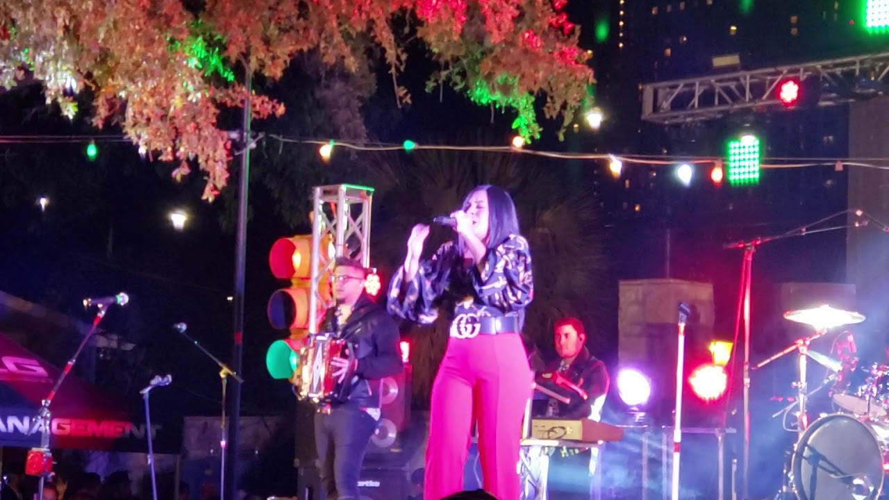 Elida Reyna performs Duele at La Villita 2019 Univision Fan Fair - YouTube