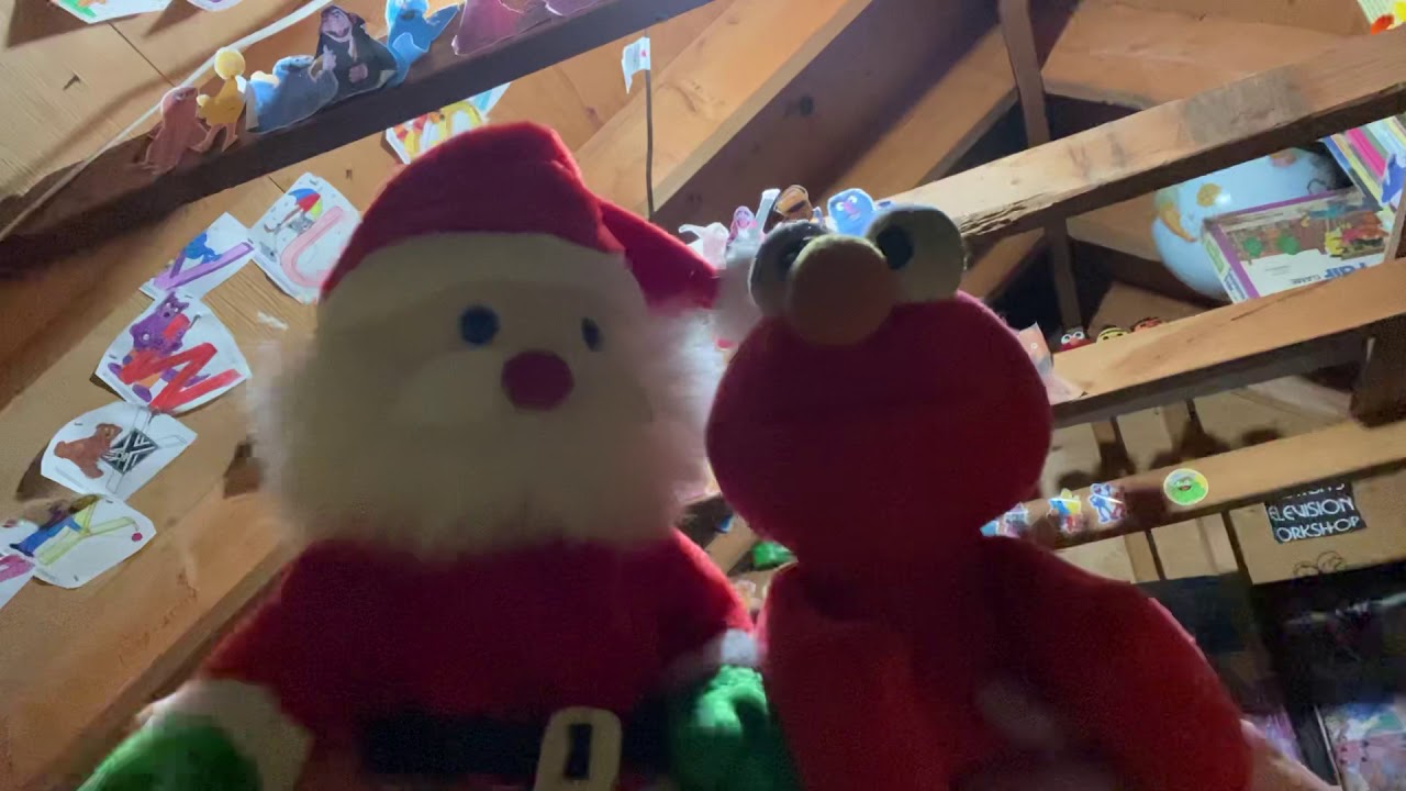 Santa Claus and Elmo Sing Someone’s Love - YouTube