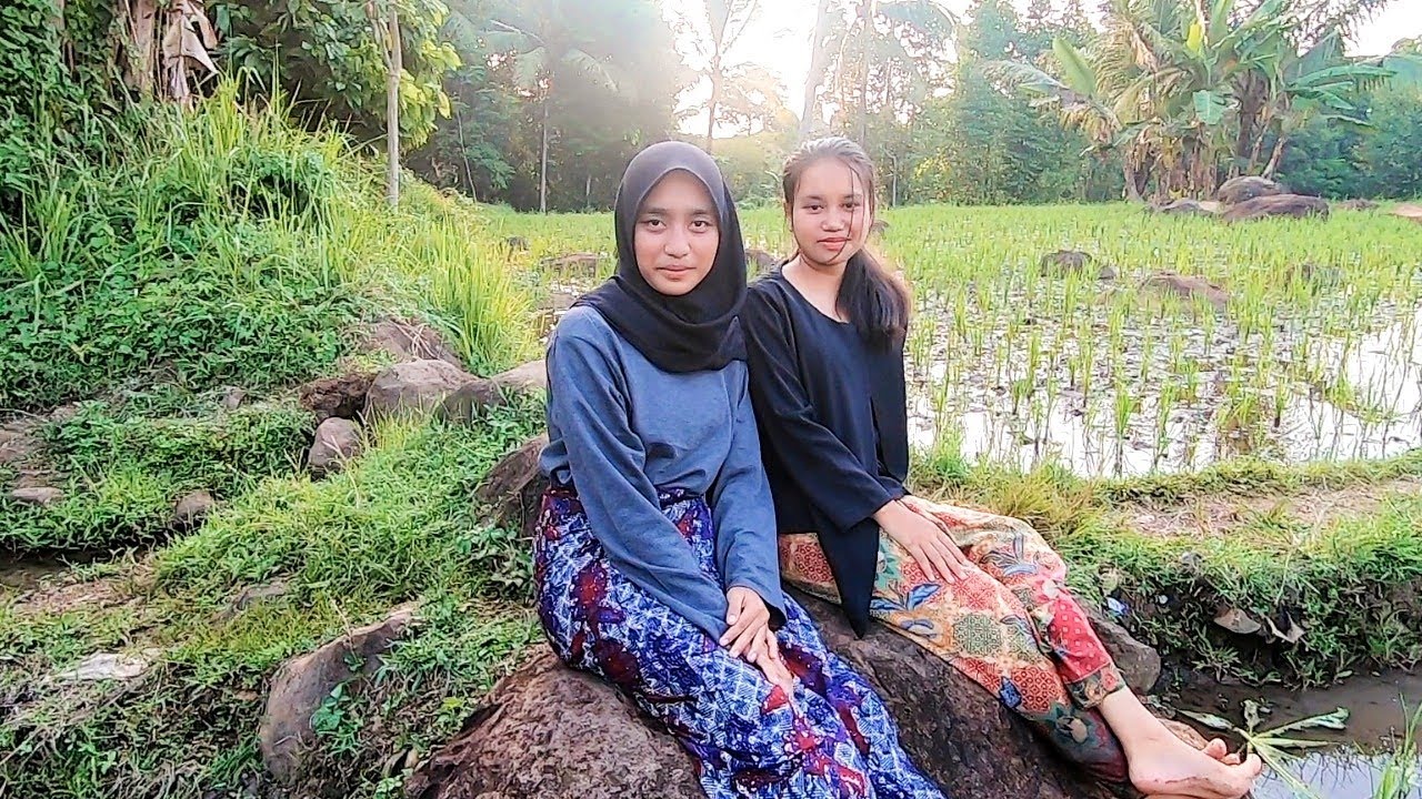 Pesona Gadis Desa Yang Anggun, Cari Keong Sawah, Suasana Pedesaan Sunda, Indonesian Girl Rural ...