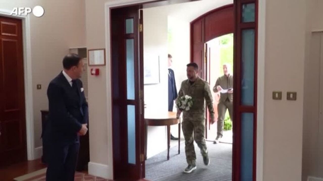 Zelensky rende omaggio alla regina Elisabetta II - YouTube