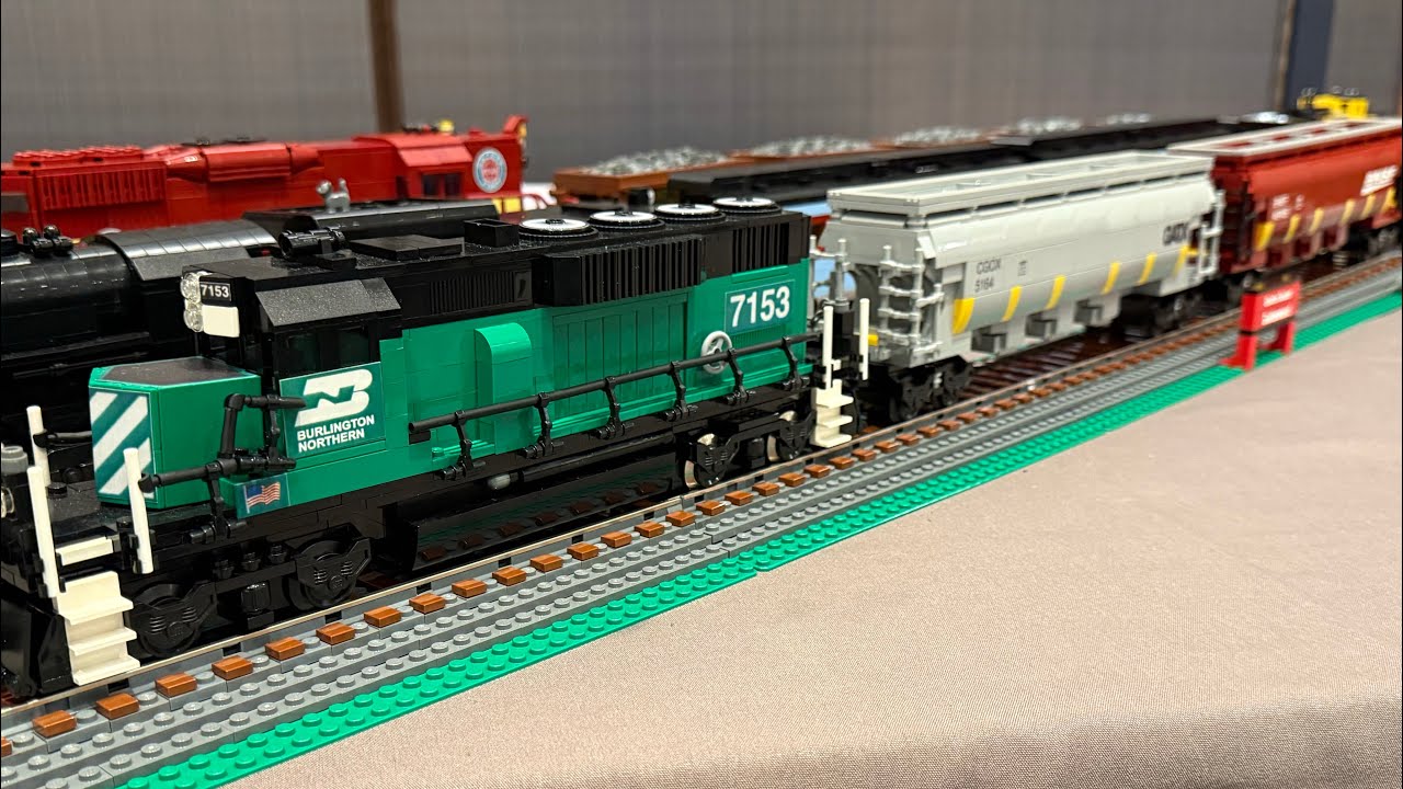 LEGO Burlington Northern With BNSF Covered Hopper - Brickworld Chicago ...