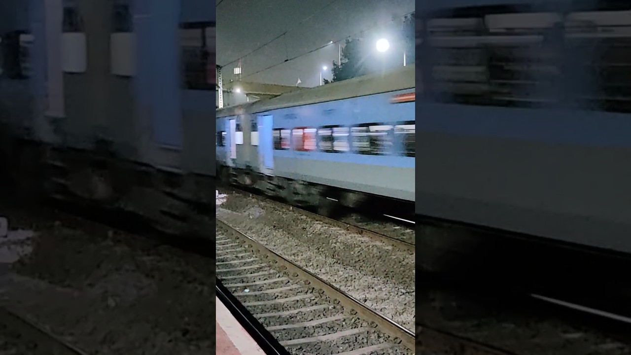 22106 Pune Mumbai Indrayani SF Express Skipping Kasarwadi With WAP 7 # ...