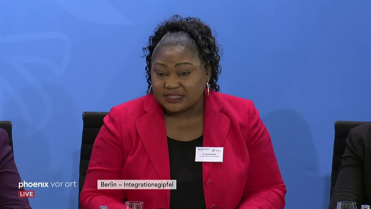 Integrationsgipfel: Bundeskanzlerin Angela Merkel und Staatsministerin ...