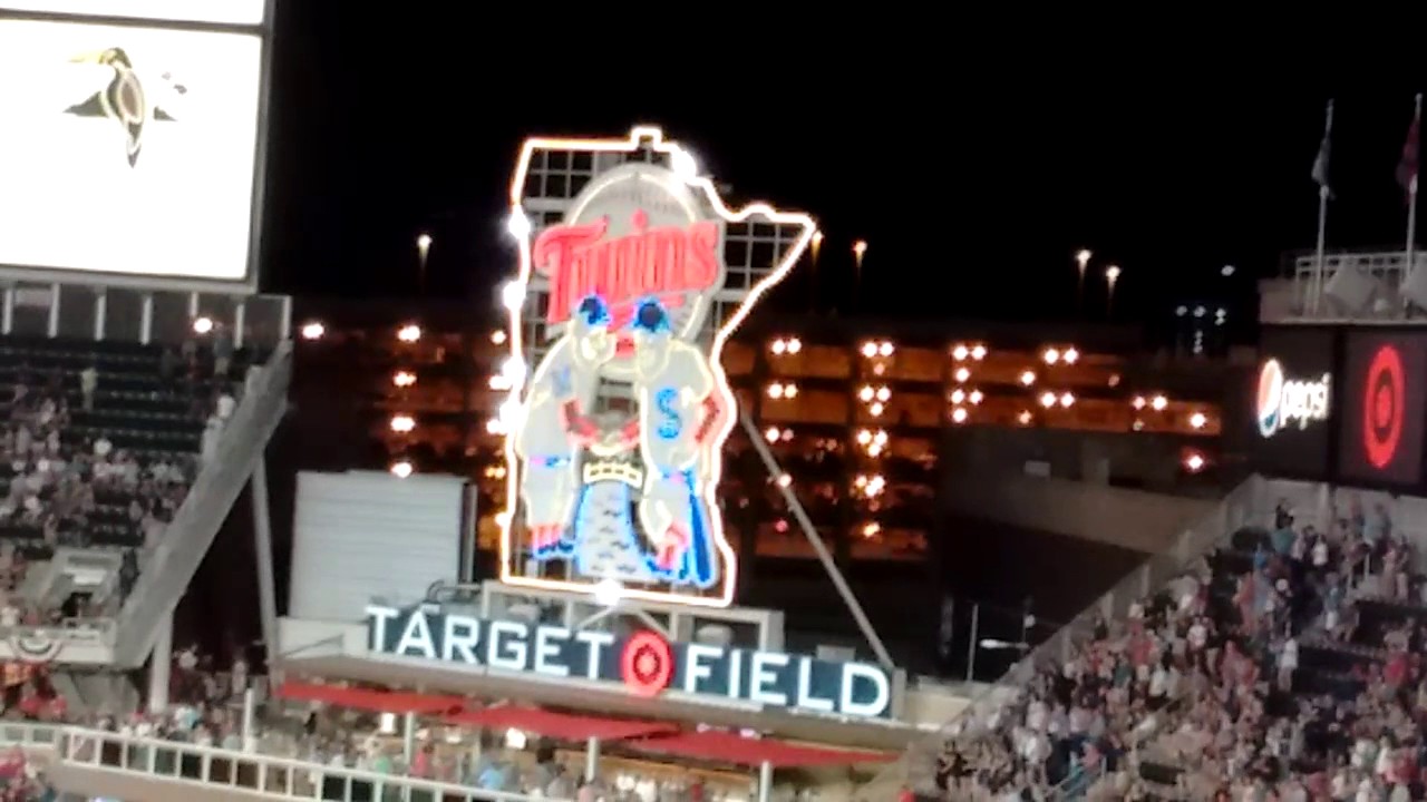 How the Minnesota Twins Celebrate a Win - YouTube