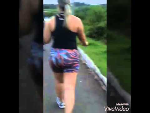 Bundona de shortinho sem calcinha