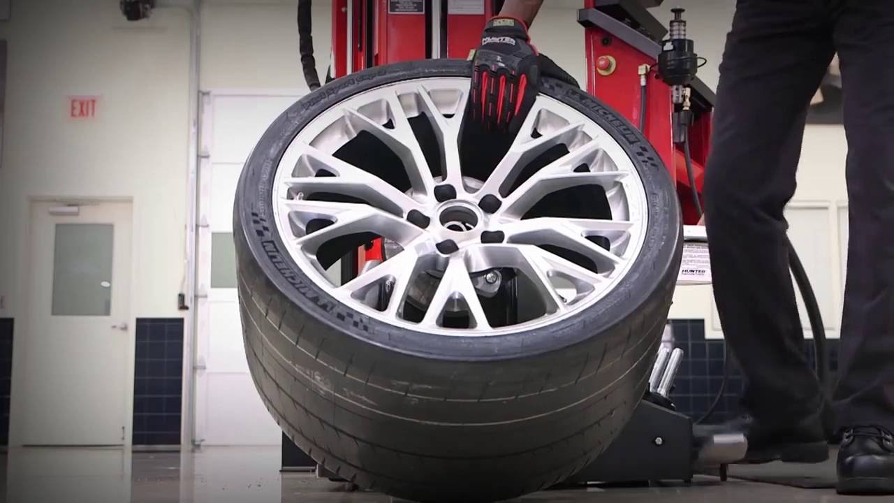 Hunter Engineering Revolution S - YouTube