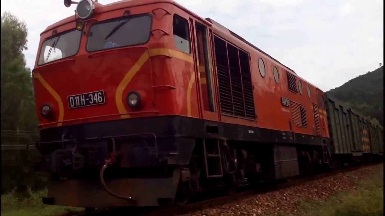 D11H locomotives run fast - YouTube