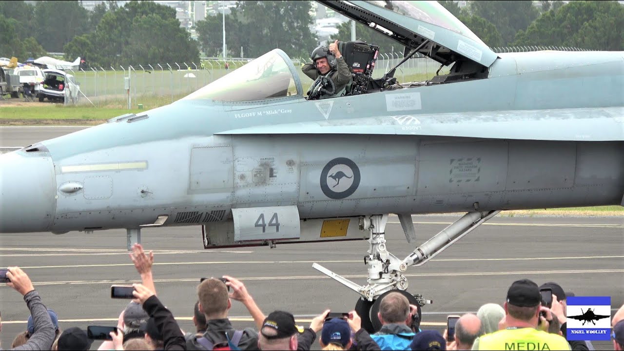 Awesome & last ever airshow display of RAAF F/A-18 classic Hornet ...