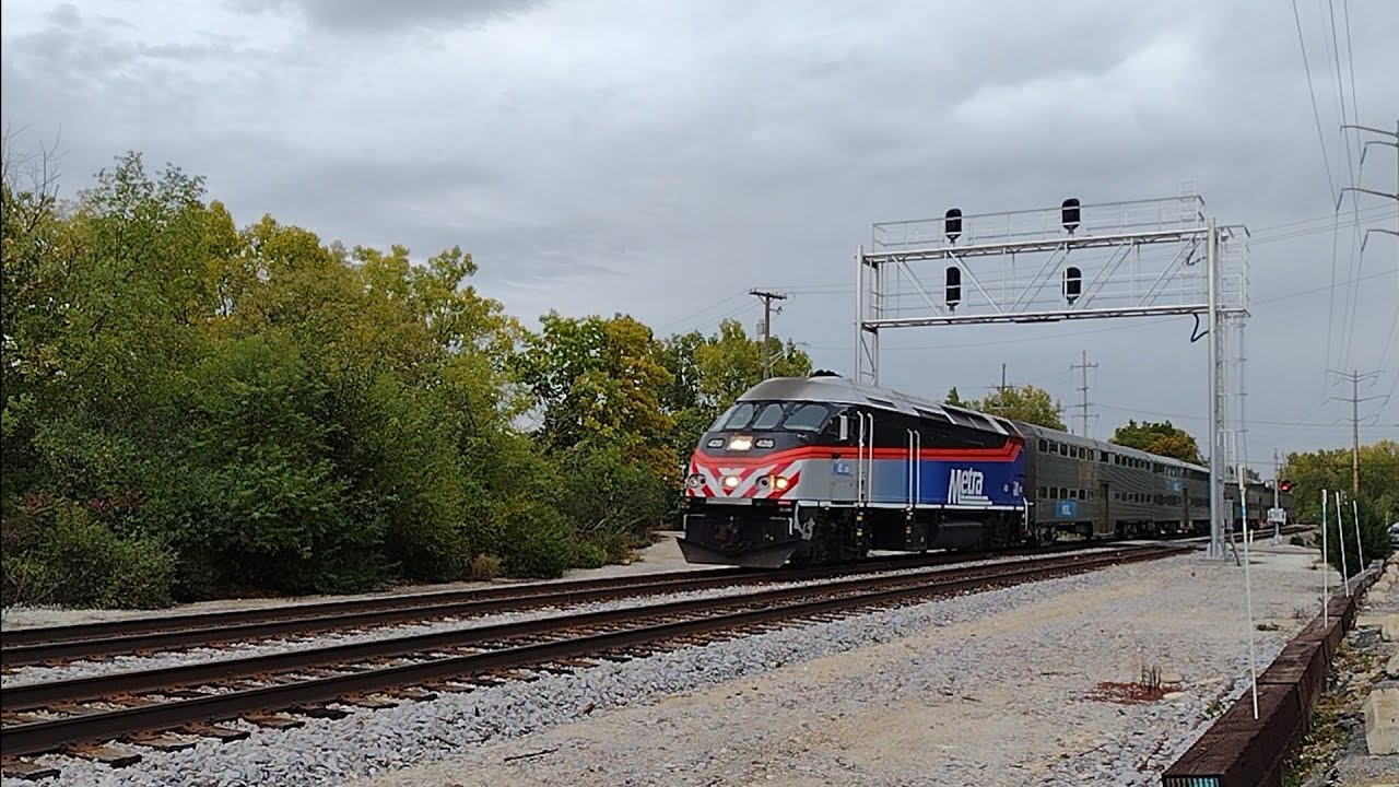 Metra MP36 426 west at Elgin, Illinois on October 11, 2023 - YouTube