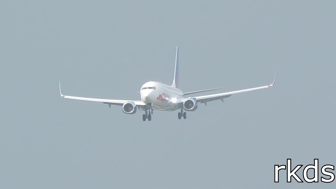 Scary! Planes struggle to land during storm | very difficult for pilot ...