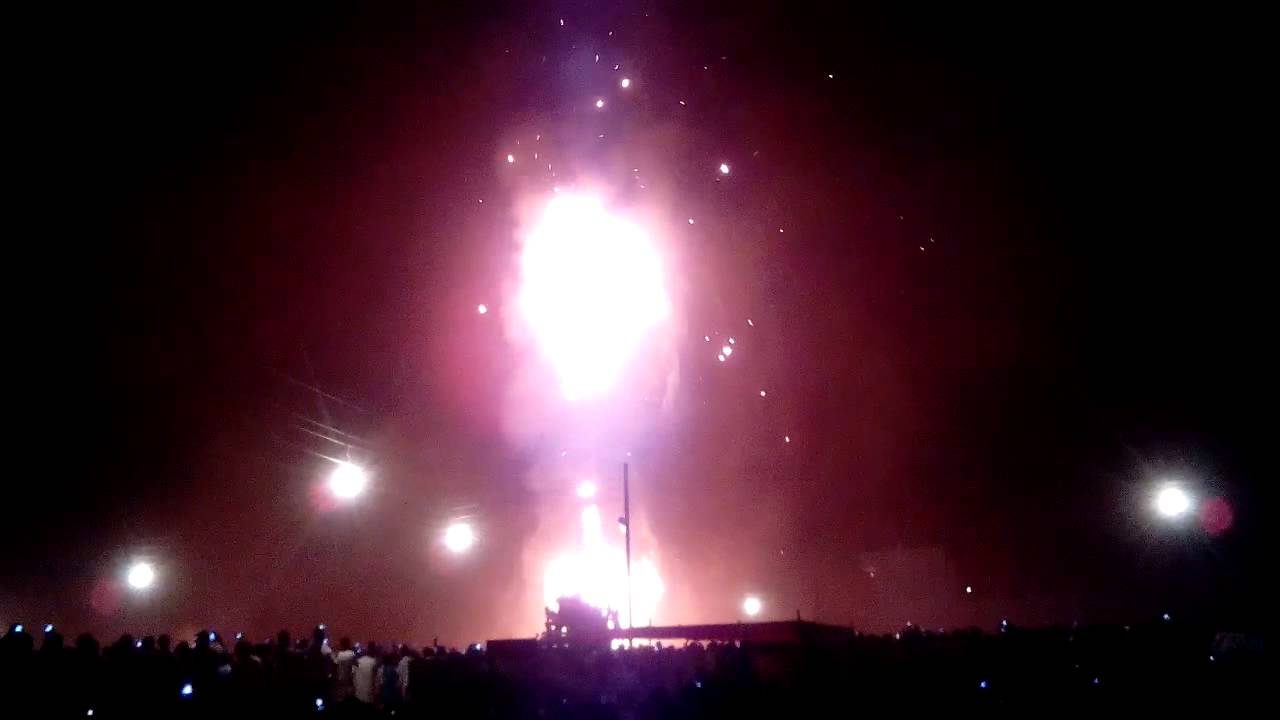 INDIA'S LARGEST RAVAN (210ft) DEHAN IN BARARA - YouTube