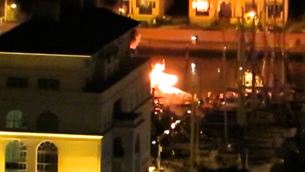 YACHT FIRE AT QUEENSWAY QUAY - YouTube