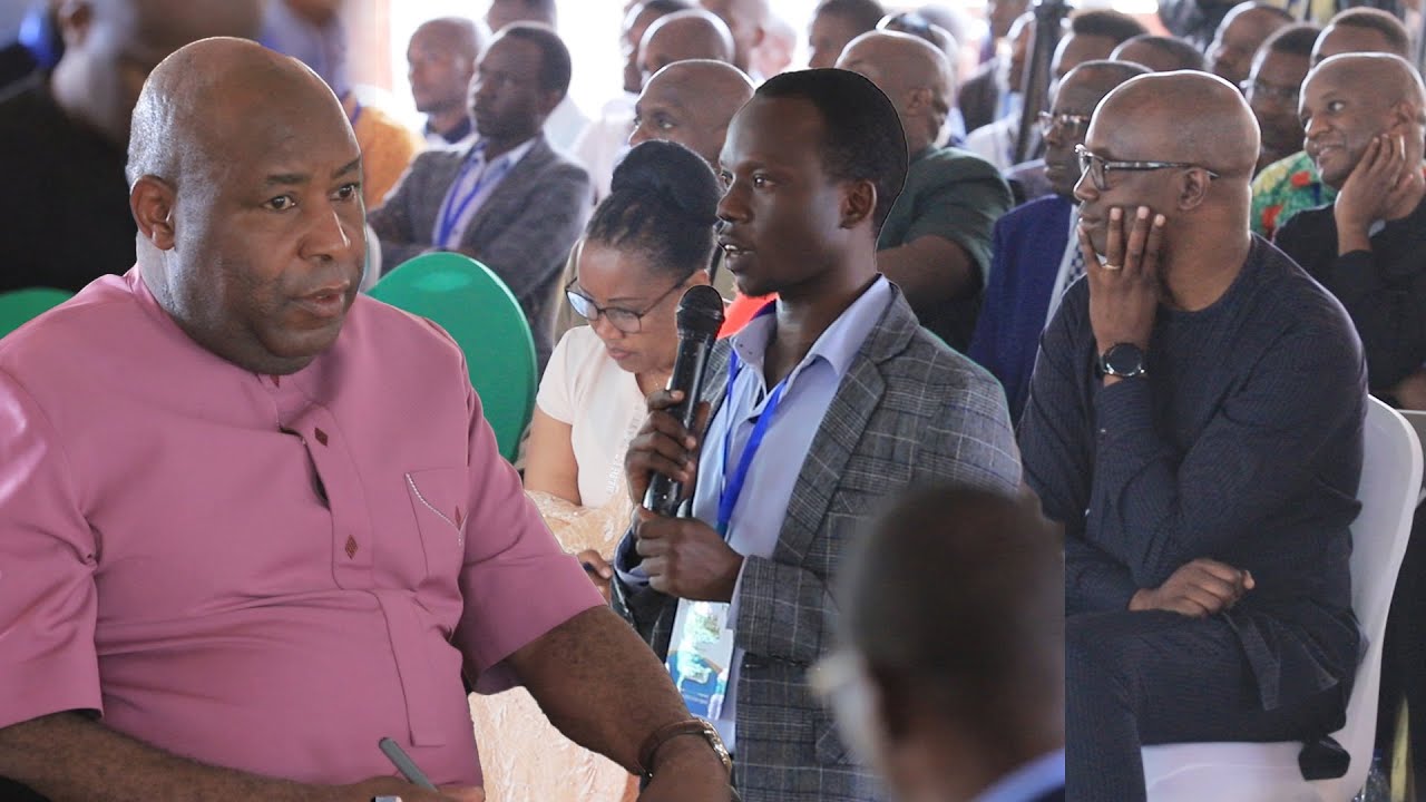 Yerekanye uko bahana Abakozi ba Reta batonda kubuzi kwicara gusa ...