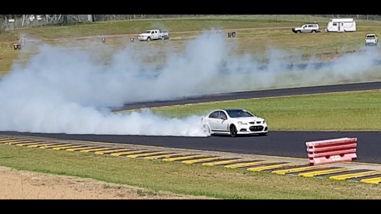 Powercruise 92 Commodore VF GTS big powerslide - YouTube