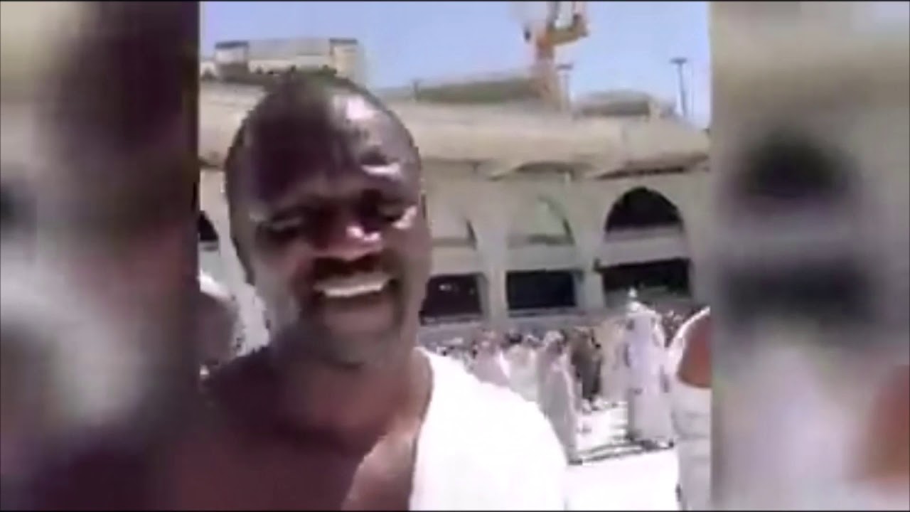 World Famous Singer "AKON" Performs Umrah - YouTube
