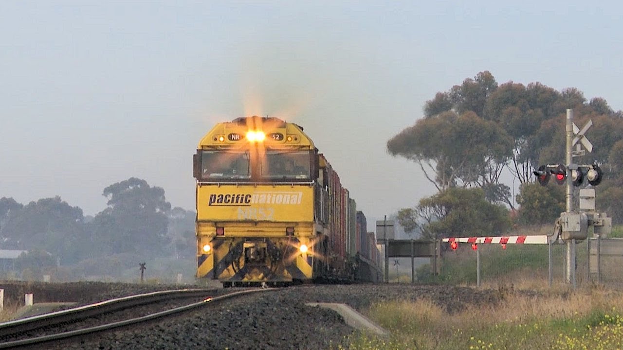 4AM5 Pacific National Container Freight Train At Level Crossing (20/9 ...