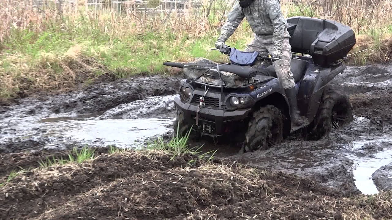 Yamaha Grizzly playing in mud wit a Brute Force - YouTube