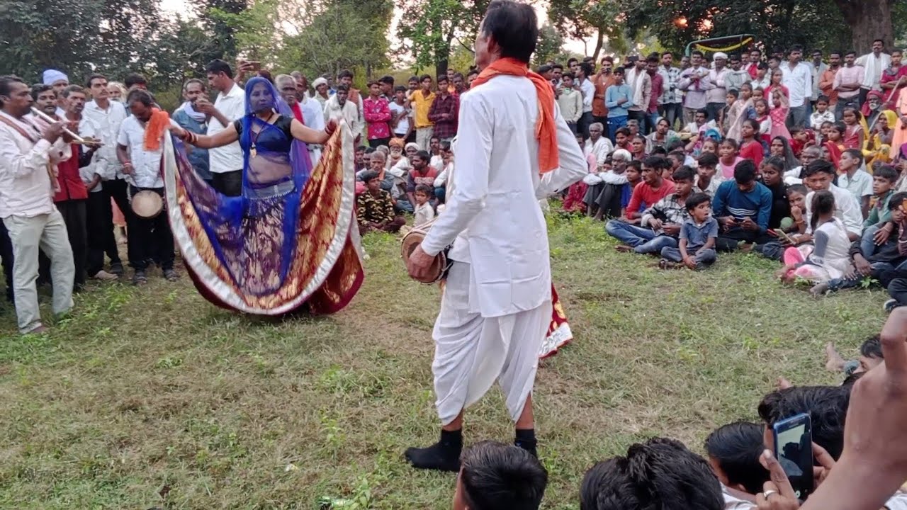 जाड़े की राई। जाड़े में जगा लई री राजा बेईमान। Bundeli Rai #रामप्रकाश ...