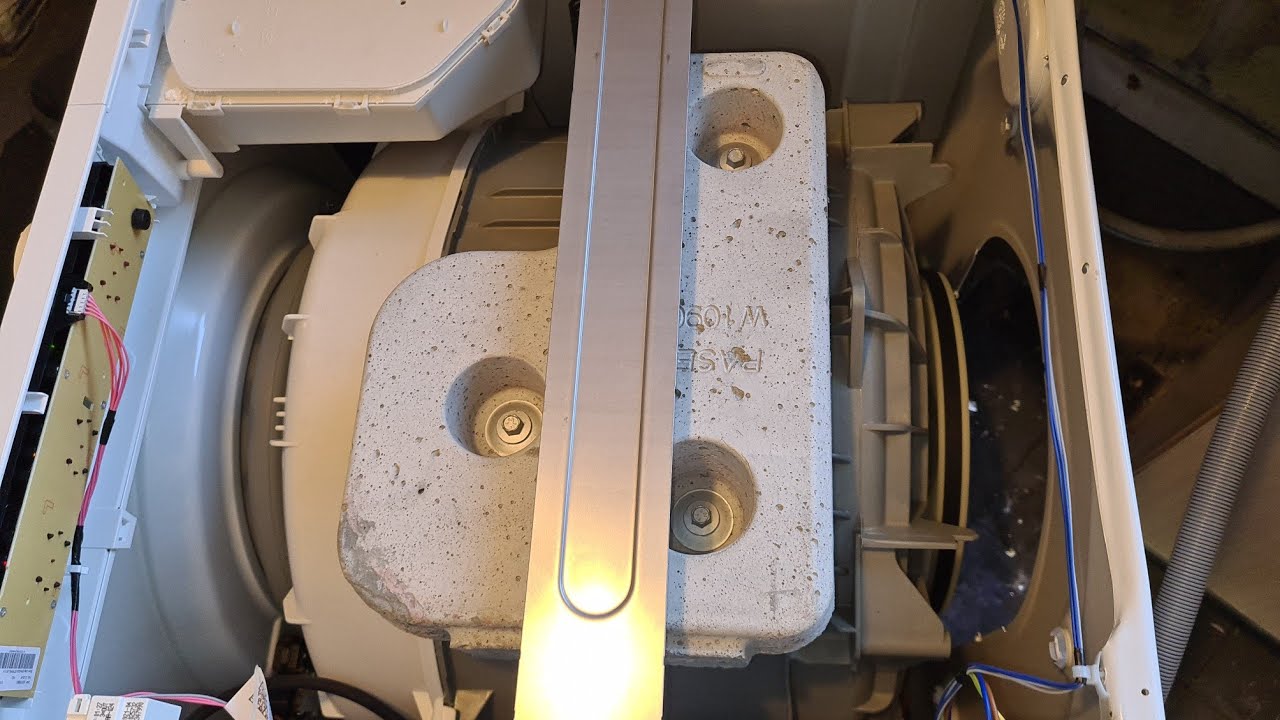 Indesit 1400 Washing Machine Working With Top And Back Covers Off (WMS ...