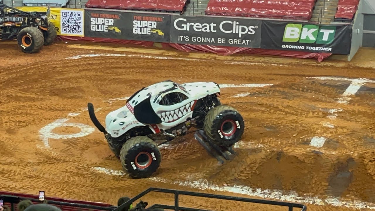 Monster Jam - Two Wheel Skills: Monster Mutt Dalmatian - YouTube