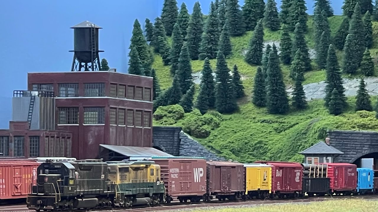 Early Conrail and Amtrak HO layout running - YouTube
