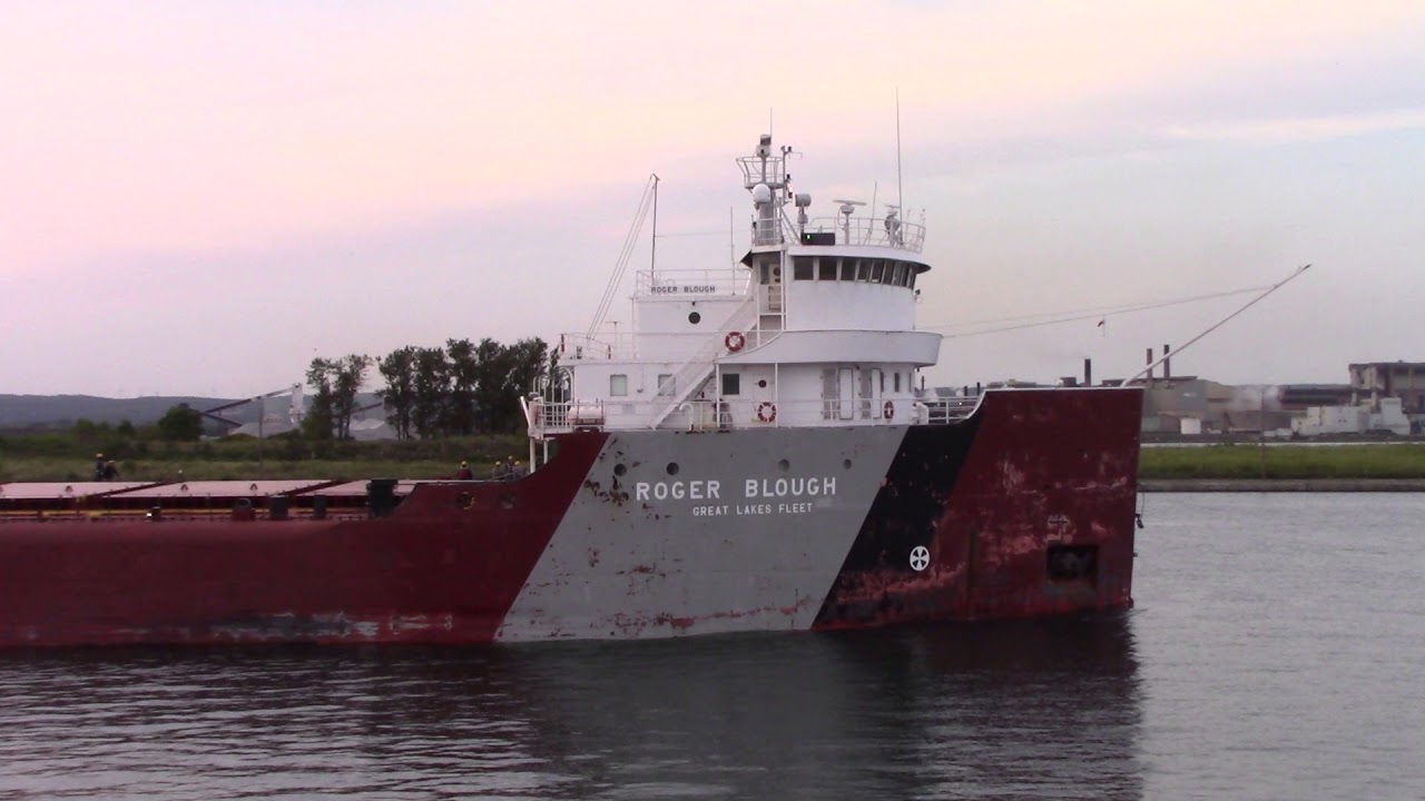 Roger Blough downbound at West Pier w/salute - YouTube