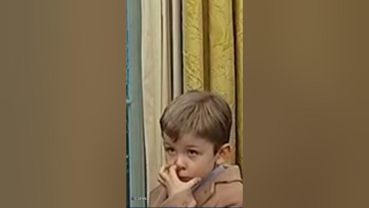 Elon Musk's son is caught picking his nose in Oval Office 🤣 - YouTube