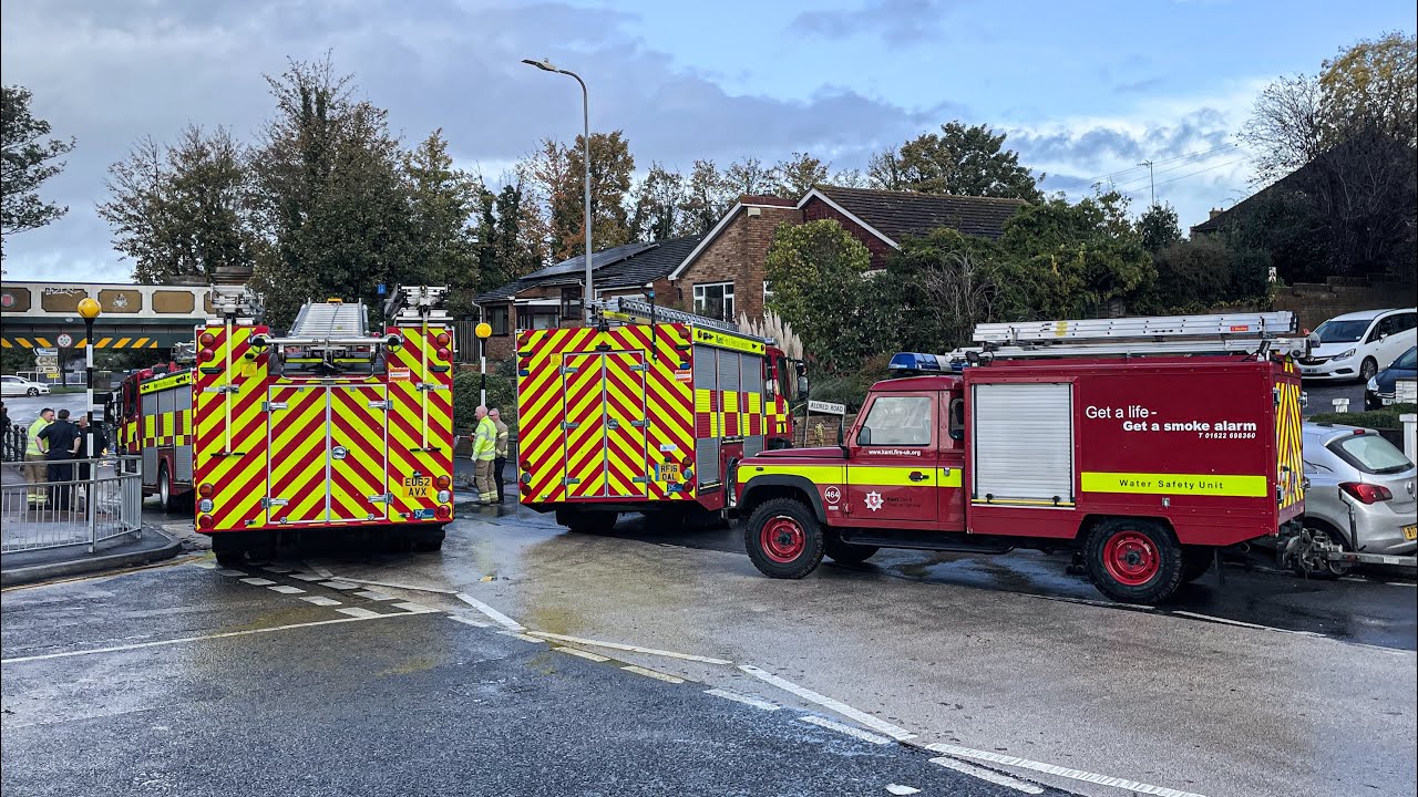 Kent Fire & Rescue Service Pump and Water Safety Unit responding to a ...