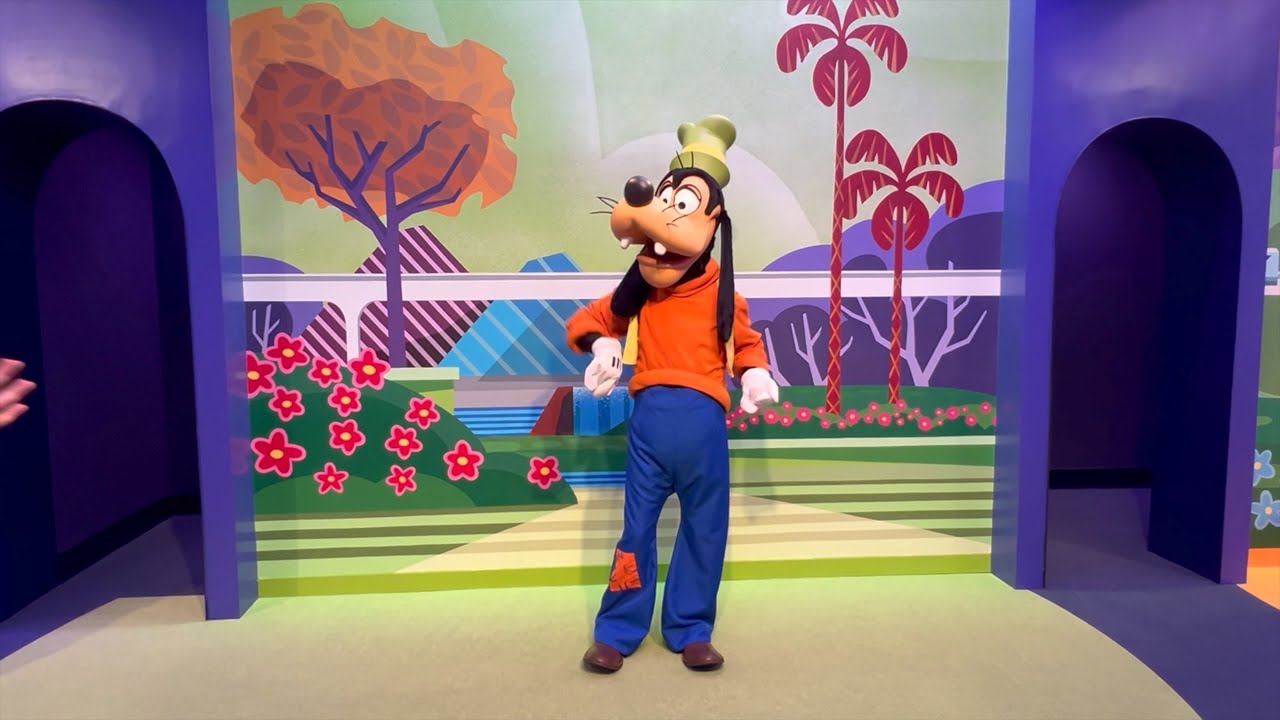 Meeting Goofy New Meet & Greet in EPCOT at Disney World - YouTube
