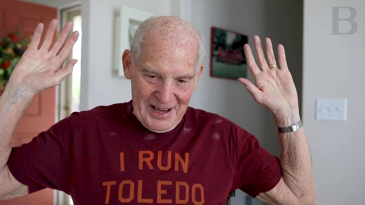 Tom Falvey warms up with 1,371 crunches. Then the day begins - YouTube