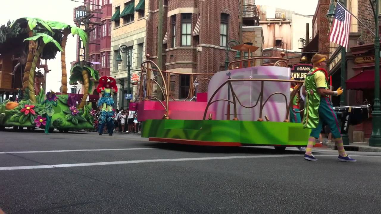 Drummer Float at "Universal's Superstar Parade" - YouTube