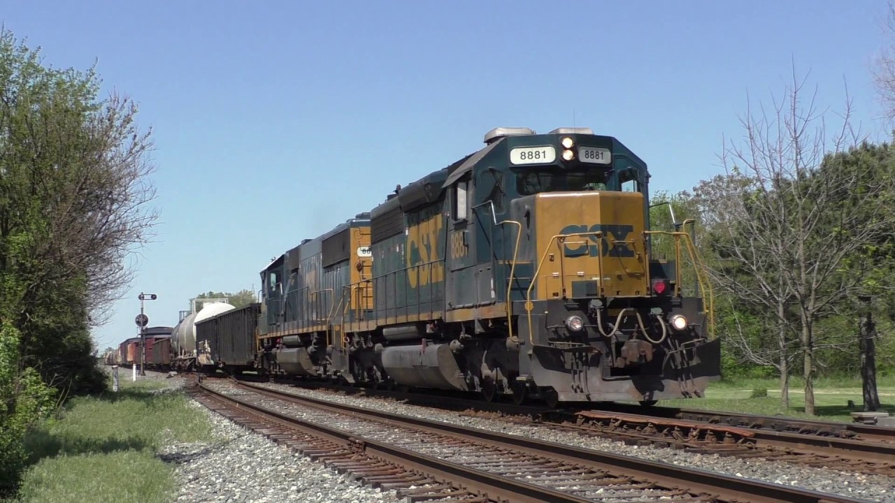 EMD leaders on cool freight trains - YouTube