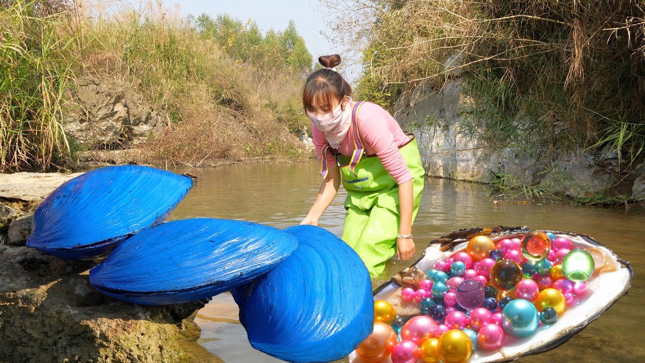 An Aquatic Marvel: A Girl Uncovers a Mutated Clam Loaded with Dazzling ...
