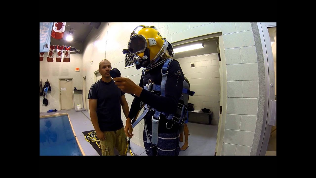 Proper Tender Communication for Hatting a Diver - YouTube
