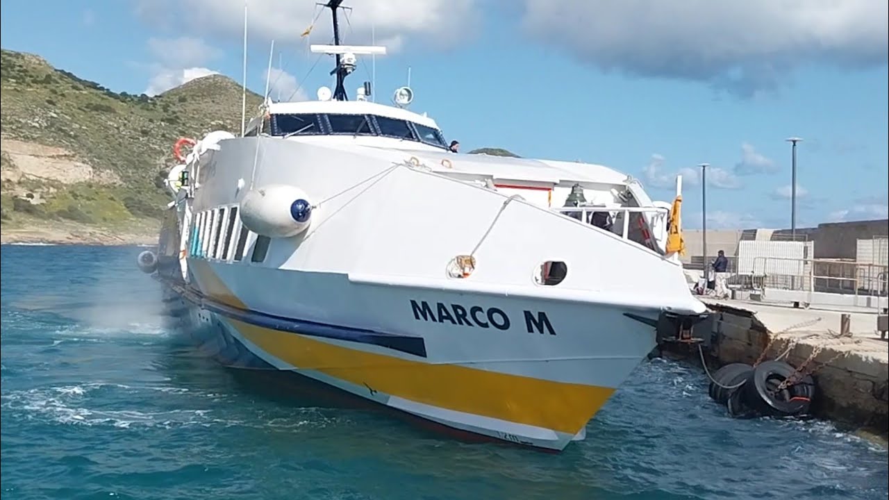 Monocarena Marco M in arrivo al porto di Favignana - YouTube