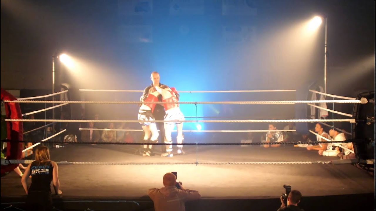 Amber Kitchen vs Sammy Jo Luxton - YouTube