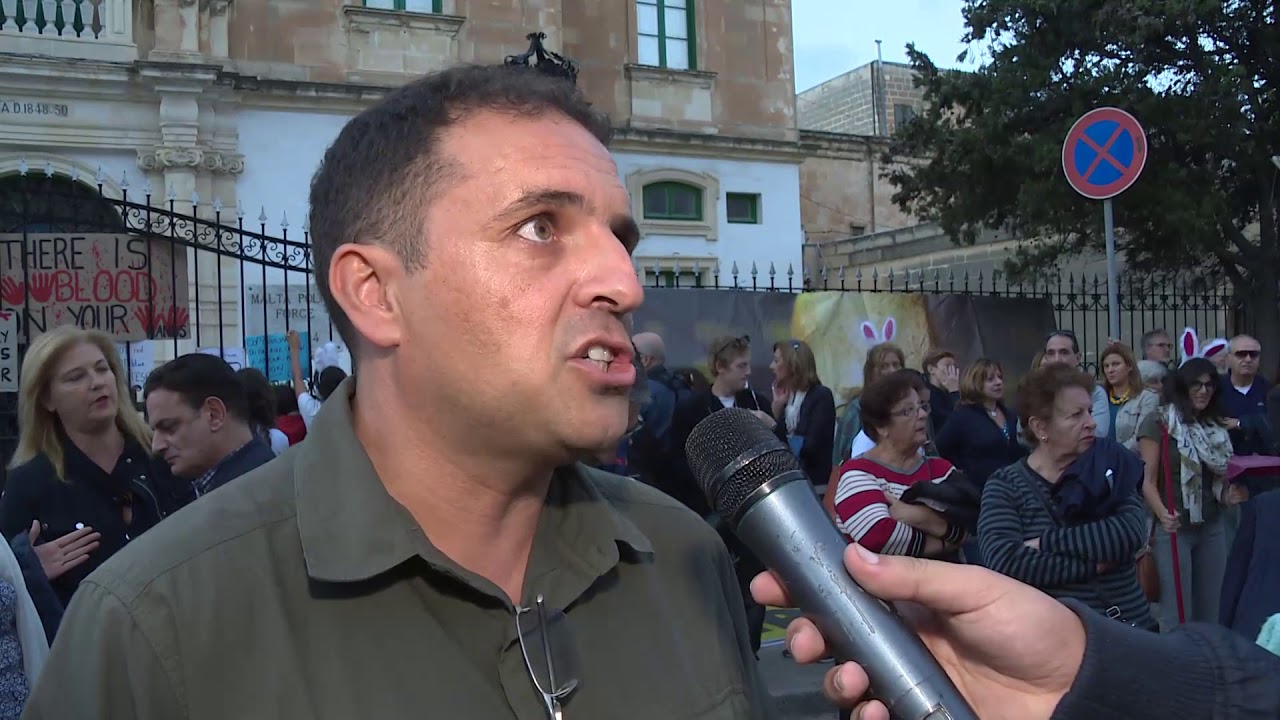 Michael Briguglio jindirizza l-Protesta Paċifika quddiem id-Depot tal ...