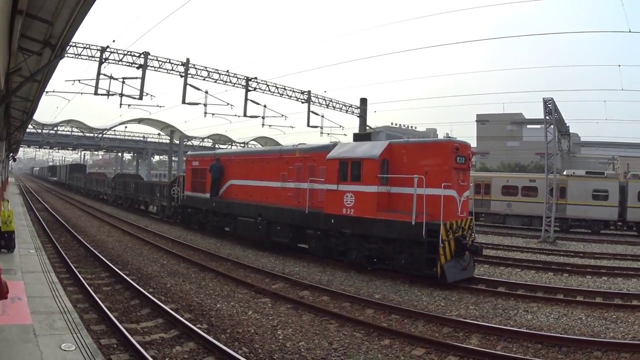 EMD G12 Freight Train pull in for Crew Change. - YouTube