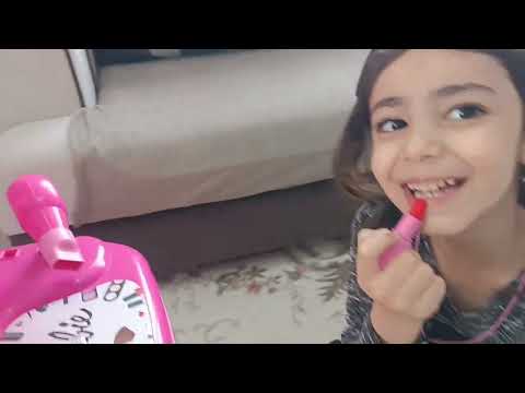 Çocuk makyaj seti deniyorum.Esleme süpriz makyaj seti aldık.Makyaj problemini çözdük .