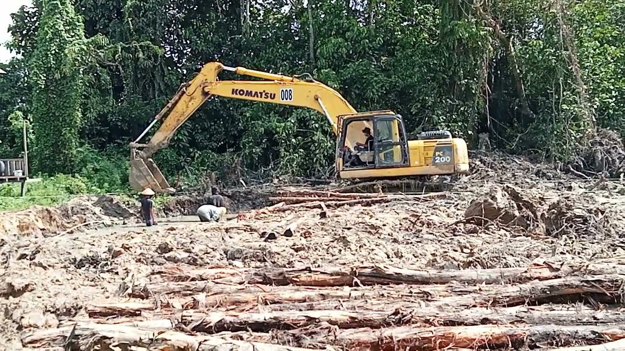PC200 Mancang kayu buat parit - YouTube