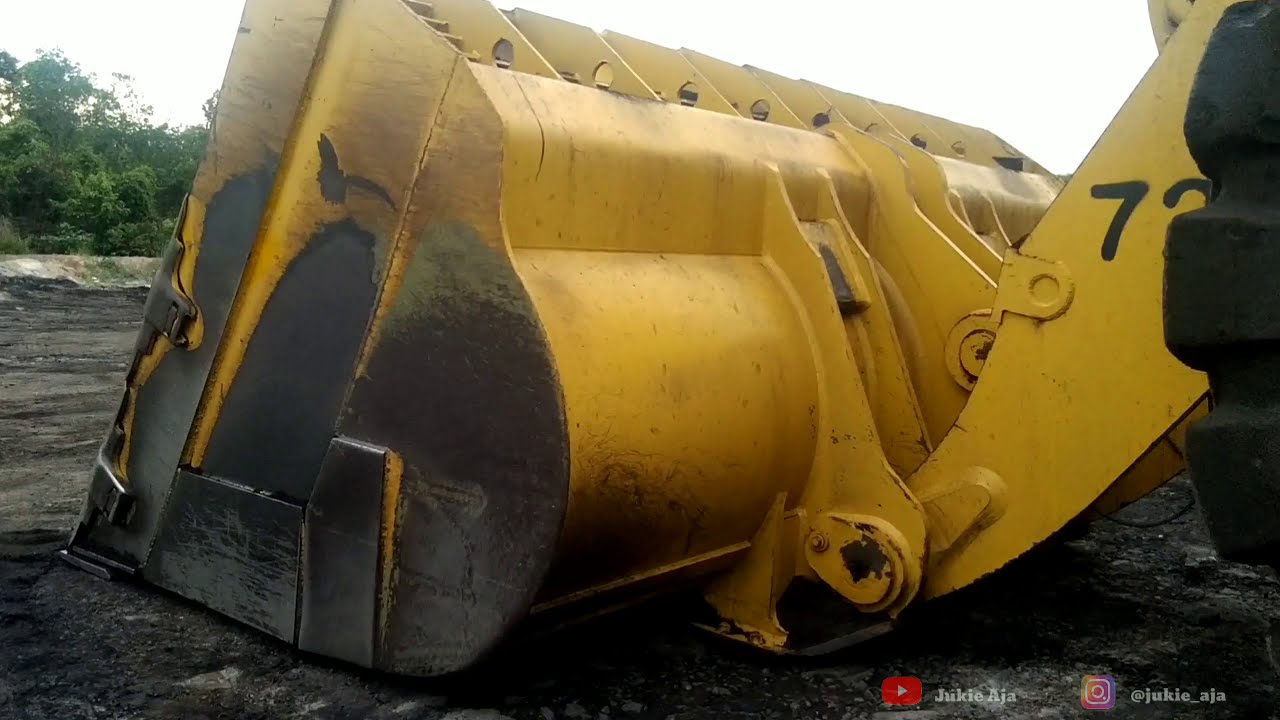 Review Whell loader wa 900 komatsu yang sedang parkir - YouTube