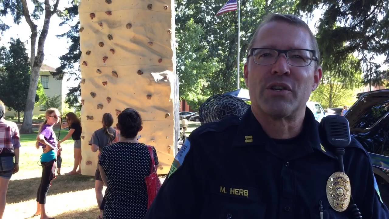 National Night Out event in Forest Grove attracts hundreds - YouTube