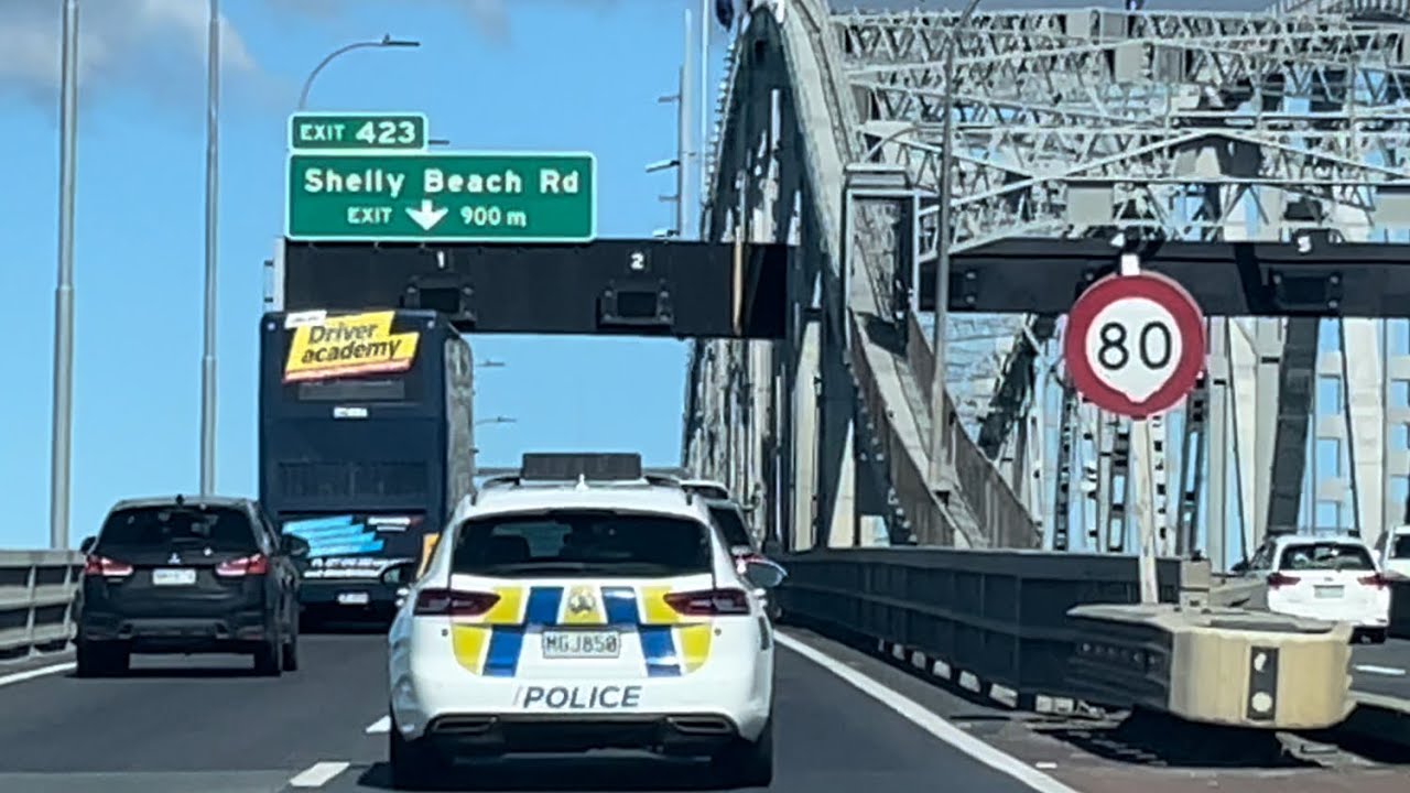 NZ Police Car @ Auckland Harbour Bridge - YouTube