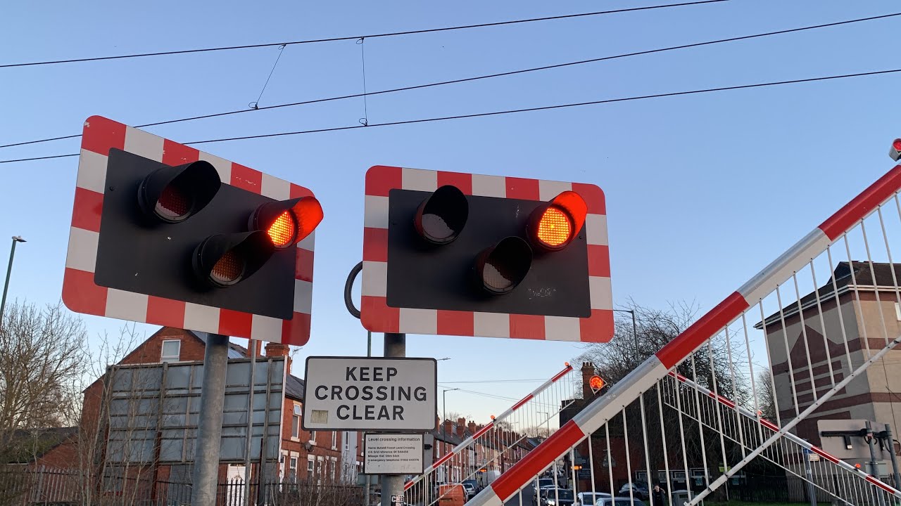 Bulwell forest level crossing(Nottingham) 19/12/2024 - YouTube