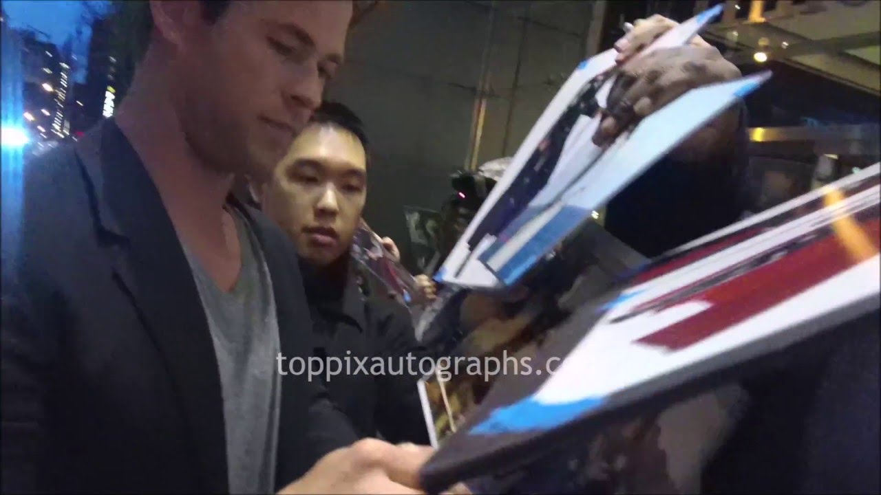 Chris Hemsworth - SIGNING AUTOGRAPHS while promoting in NYC - YouTube