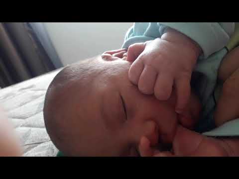 Bebê chupando o dedo