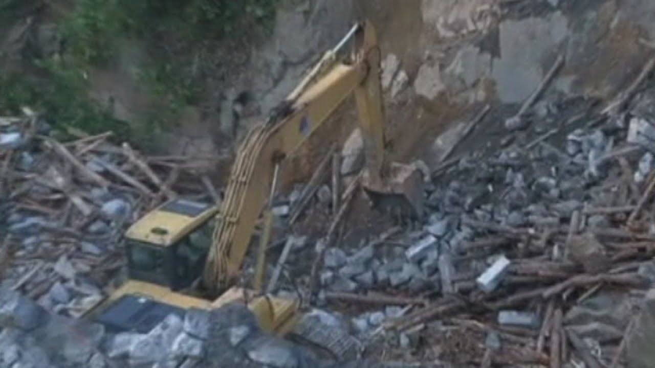 China bridge collapse: 11 killed and 15 injured - YouTube