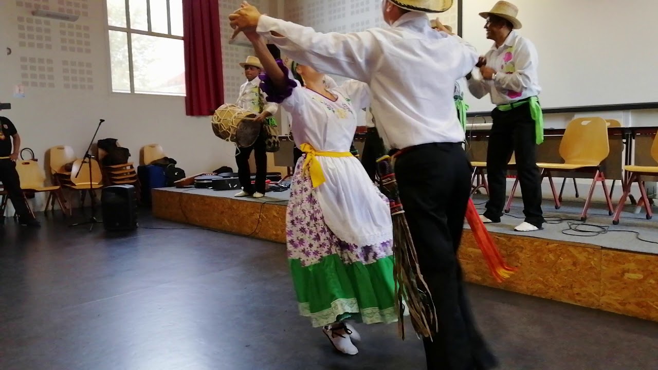 Concert de musique Colombienne - YouTube
