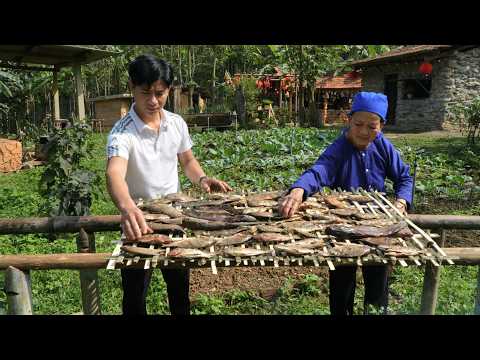 Trieu Khang helps single elderly woman preserve dried fish using traditional recipe